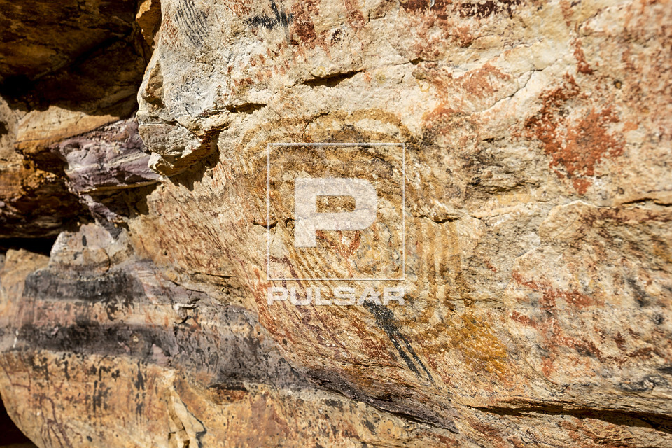 Pintura rupestre de tradição agreste em rocha calcária do Sítio ...