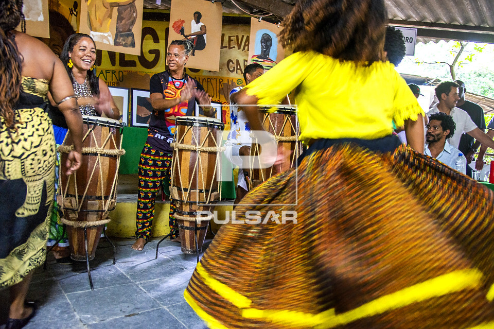 Apresentação do grupo de jongo Quilombo de Camorim durante festa do Dia ...