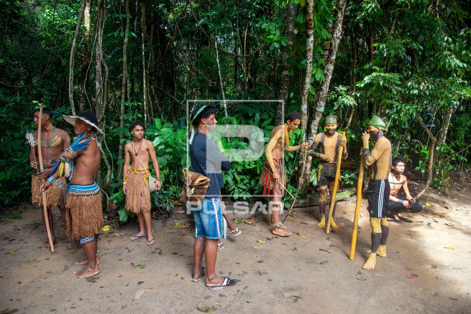 Homens indígenas da etnia Indigena Maxakali , Pataxó e Guarani Mbya com ...
