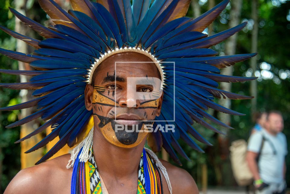 Homem indígena da etnia Pataxó preparado para festa Aragwaksã - Ritual ...