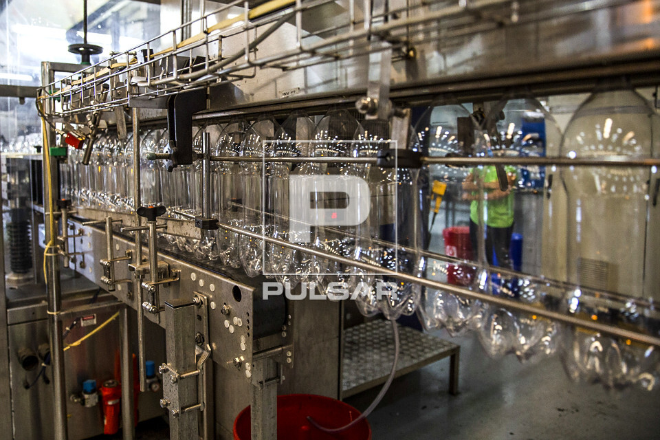 Envasamento de álcool líquido 70% feito por indústria de refrigerantes ...