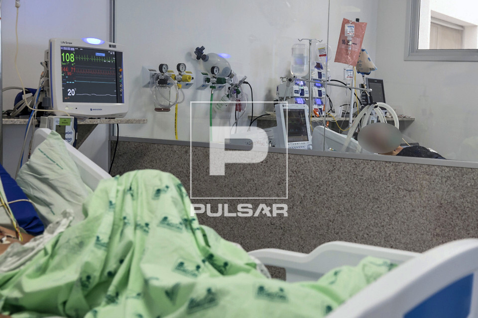 Monitor multiparamétrico na UTI destinada ao tratamento de pacientes ...