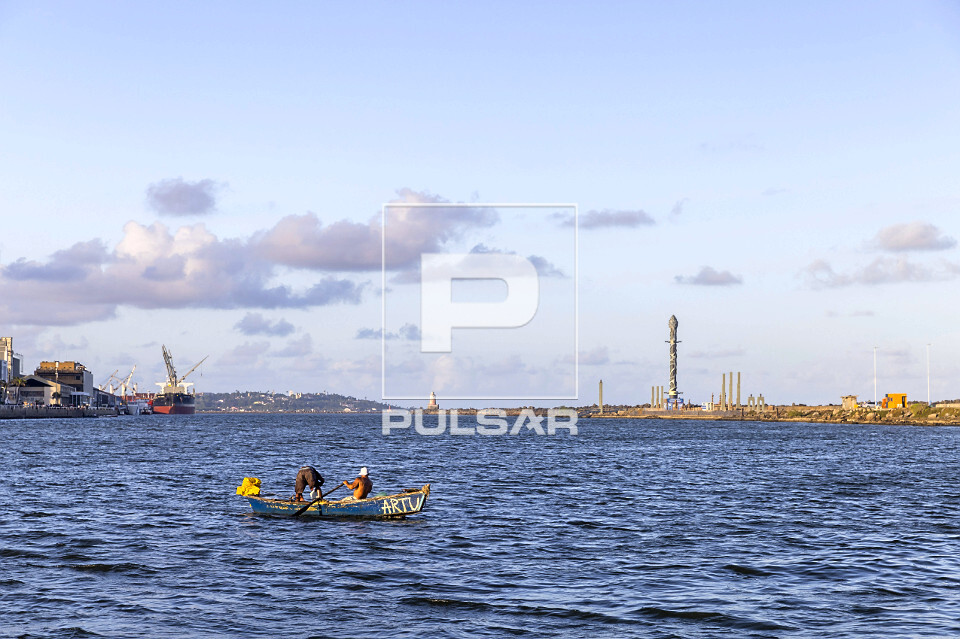 Barco de pescadores no rio Capibaribe - região portuária | Pulsar ...