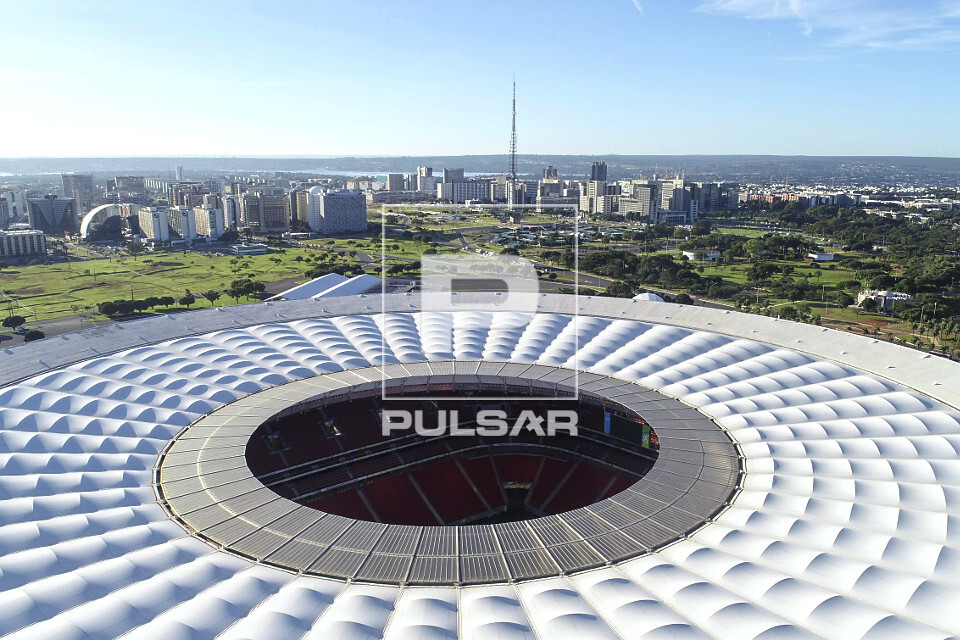 Vista de drone da cobertura do Estádio Nacional de Brasília Mané ...