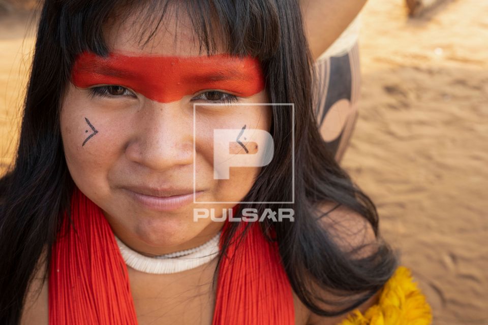 Menina indígena da etnia Kalapalo durante Ritual Feminino Yamurikumã na ...