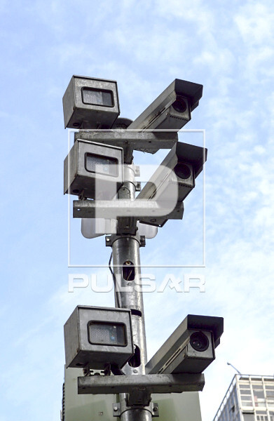 Radar fixo - fiscalização eletrônica de controle de velocidade e avanço ...