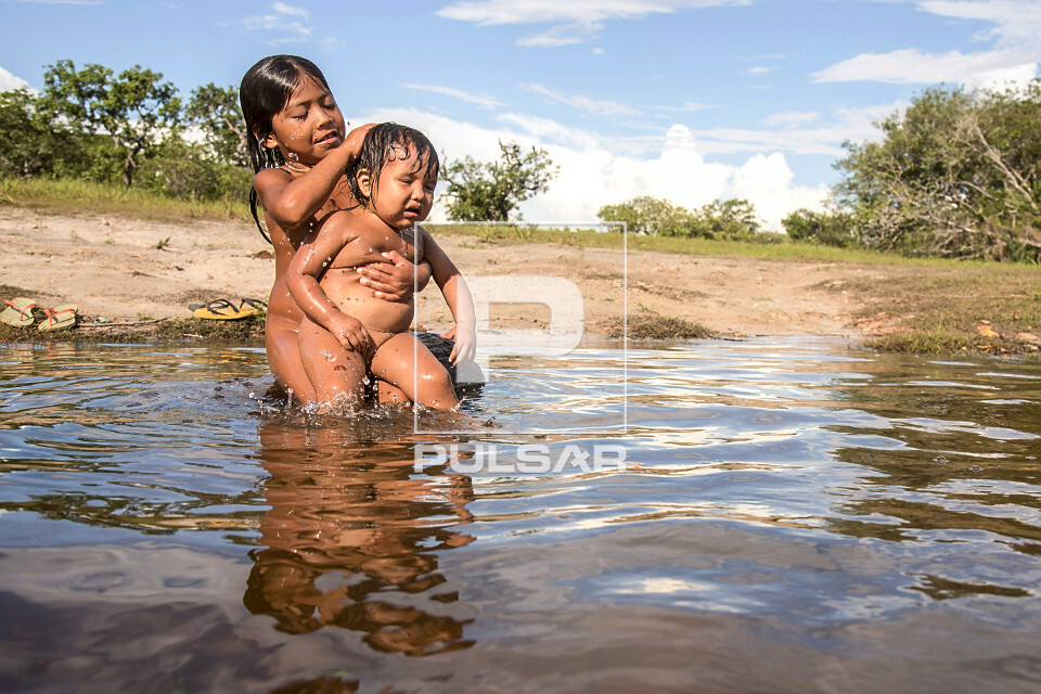 Menina indígena cuida de bebe durante banho no rio Tuatuari - aldeia Tuatuari - etnia Yawalapiti ...