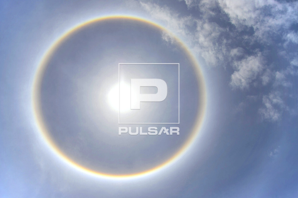 Halo Solar formado na troposfera - fenômeno óptico caracterizado pelo ...