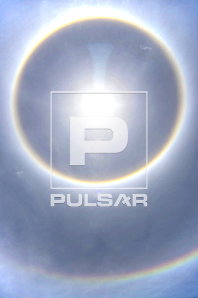 Halo Solar formado na troposfera fenômeno óptico caracterizado pelo ...