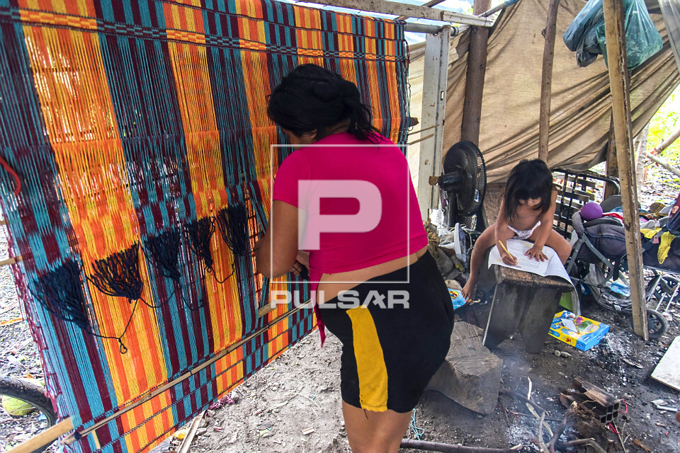 Indígena da aldeia Maracanã ou Marakana tecendo rede - aldeia urbana ...