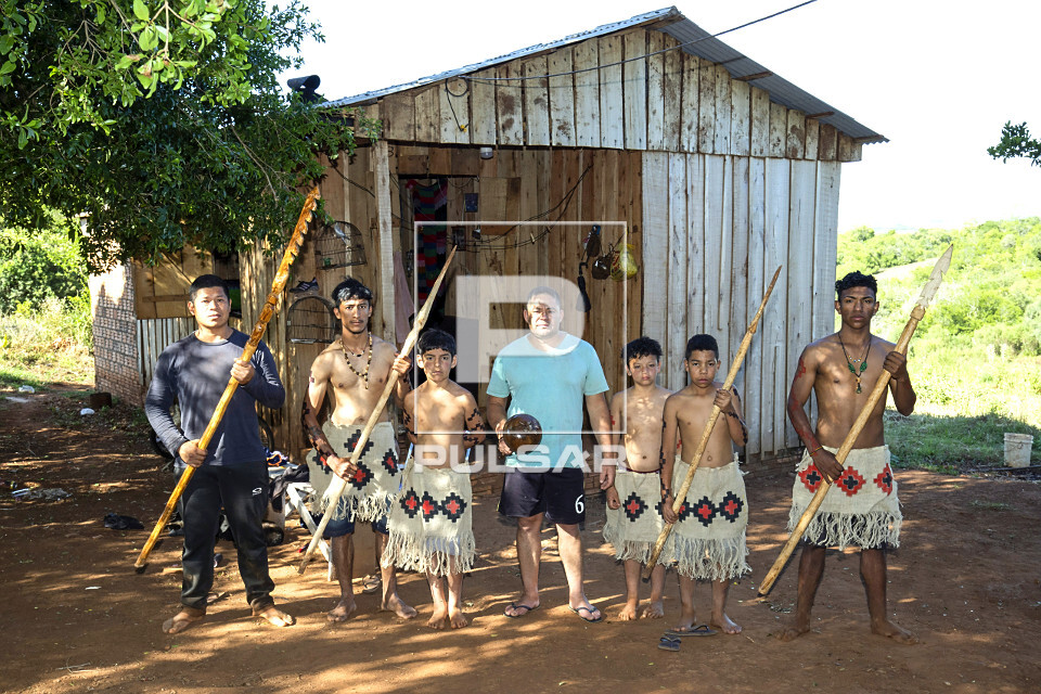 Professor indígena Kaingang da escola indígena Almerinda de Mello dá ...