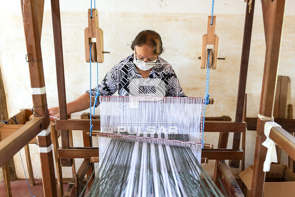 Tecelã na produção de tecido em tear manual no NACO - Núcleo de Arte do ...