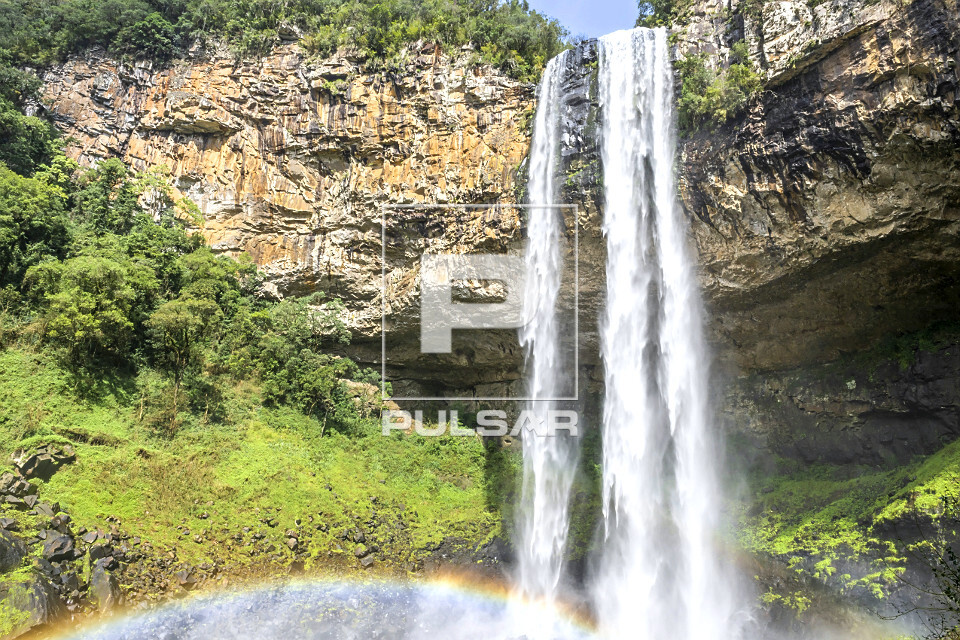 Cascata do Caracol com arco-íris - formada pelo rio homônimo - Parque ...