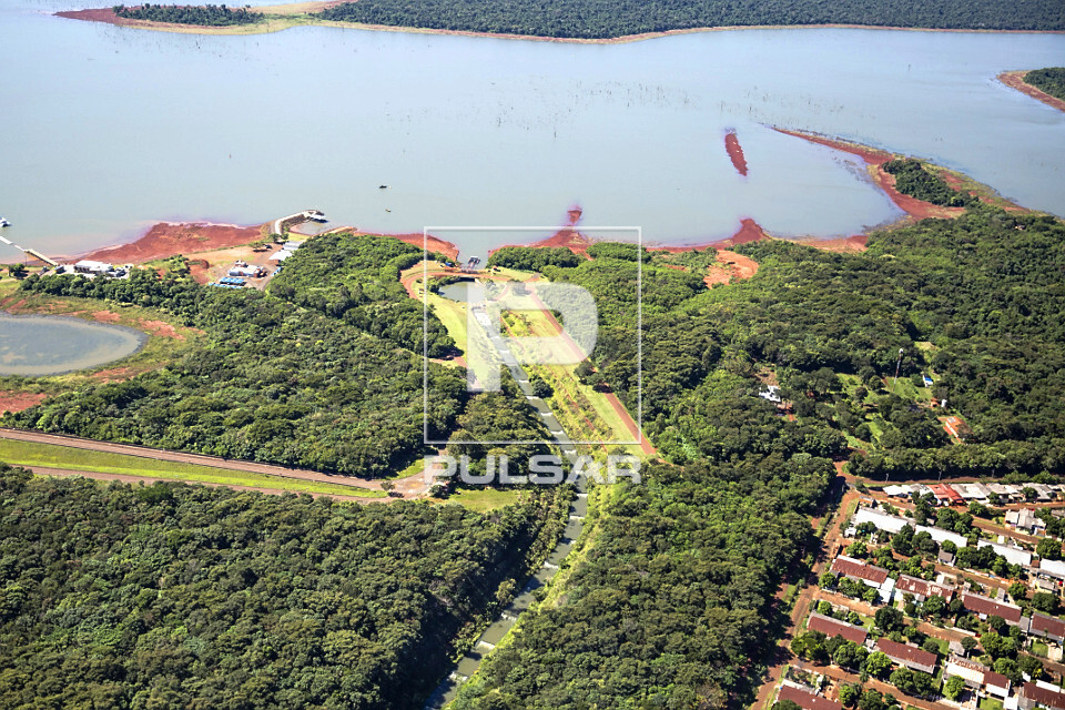 Vista aérea do Canal da Piracema da Usina Hidrelétrica de Itaipu ...
