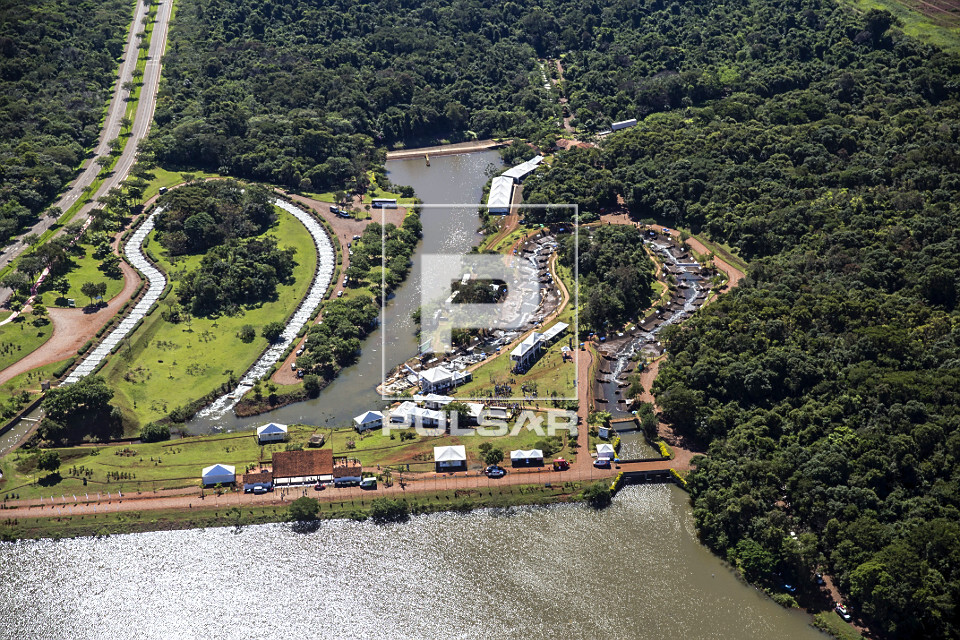 Vista aérea do Canal da Piracema da Usina Hidrelétrica de Itaipu ...