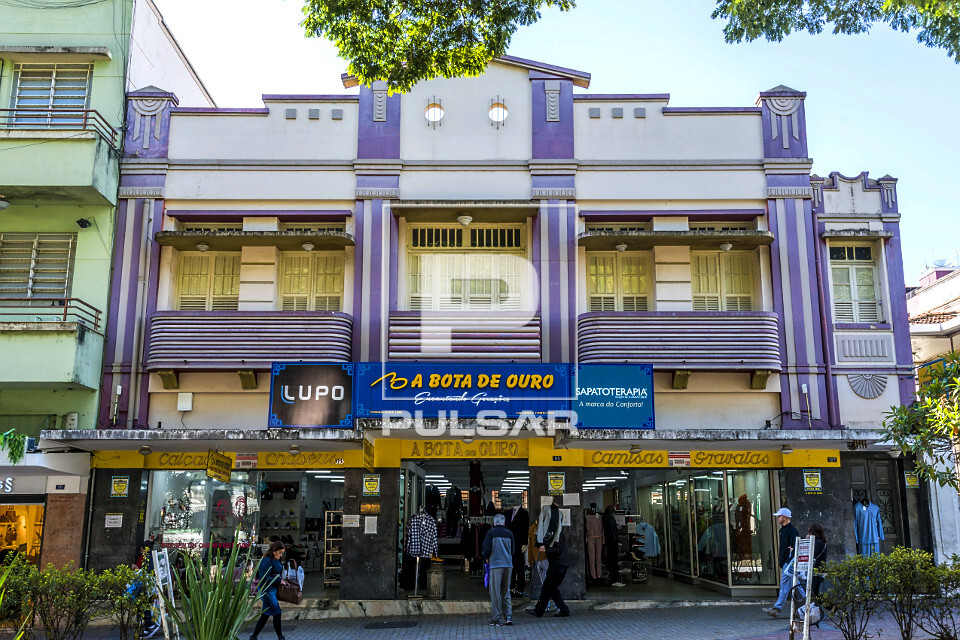 Prédio comercial no estilo art déco na Praça dos Andradas no centro da ...