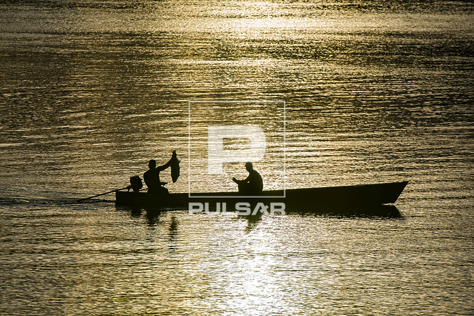 Silhueta de pescadores em barco no Rio São Francisco | Pulsar Imagens ...