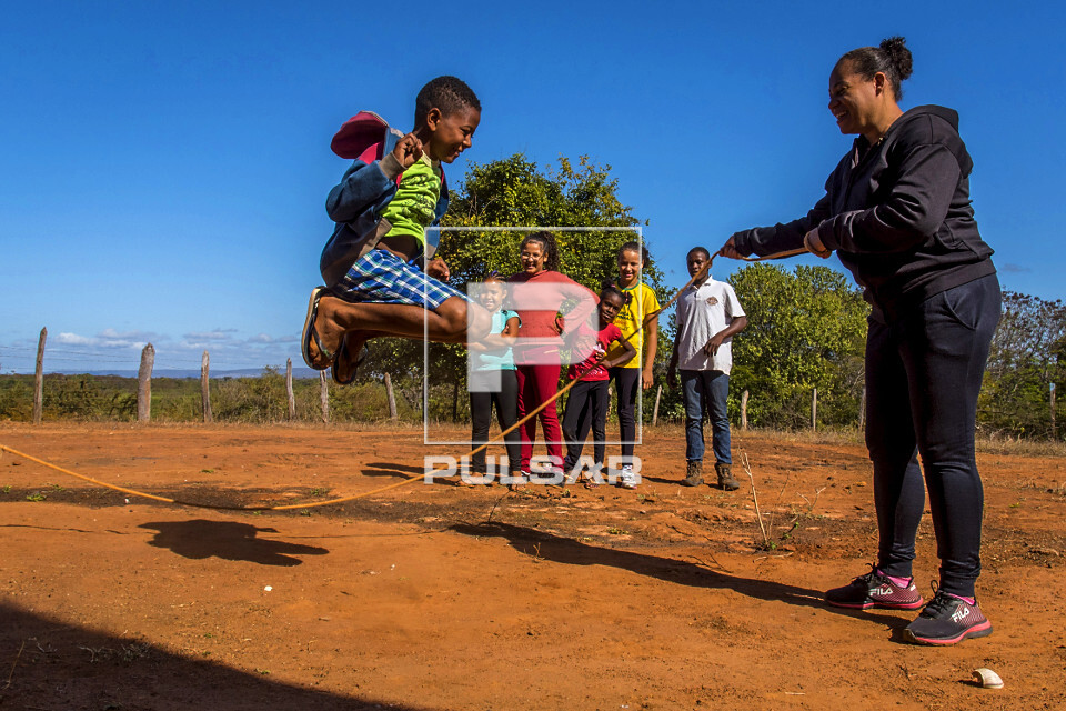 Estudante brincando de pular corda durante recreio na Escola Municipal ...