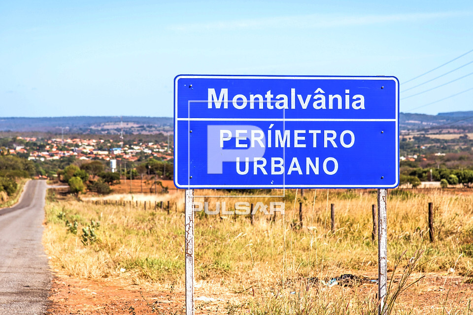 Placa do perímetro urbano na Rodovia BR-135 | Pulsar Imagens | Banco ...