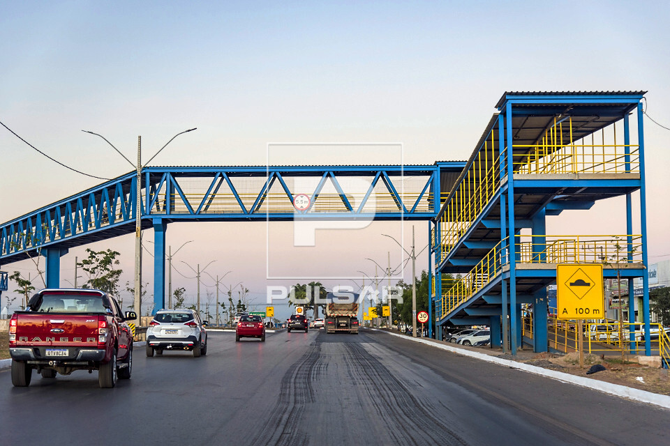 Passarela para pedestres na Rodovia Presidente Juscelino Kubitschek BR ...