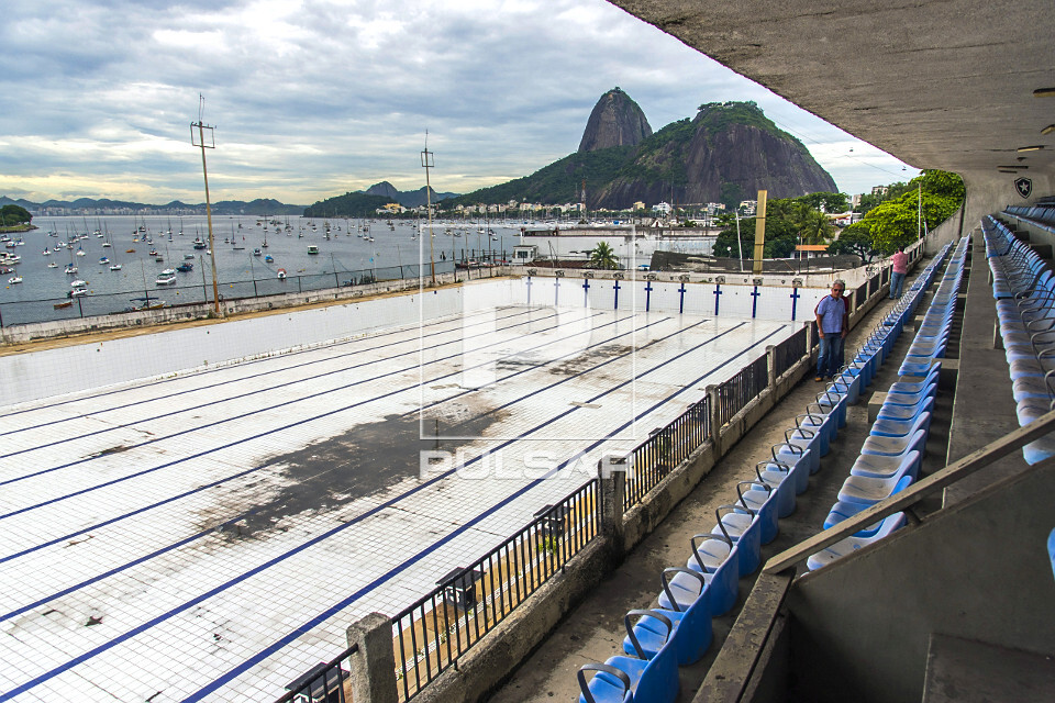 Piscina olímpica abandonada do clube Botafogo na sede do Mourisco Mar ...