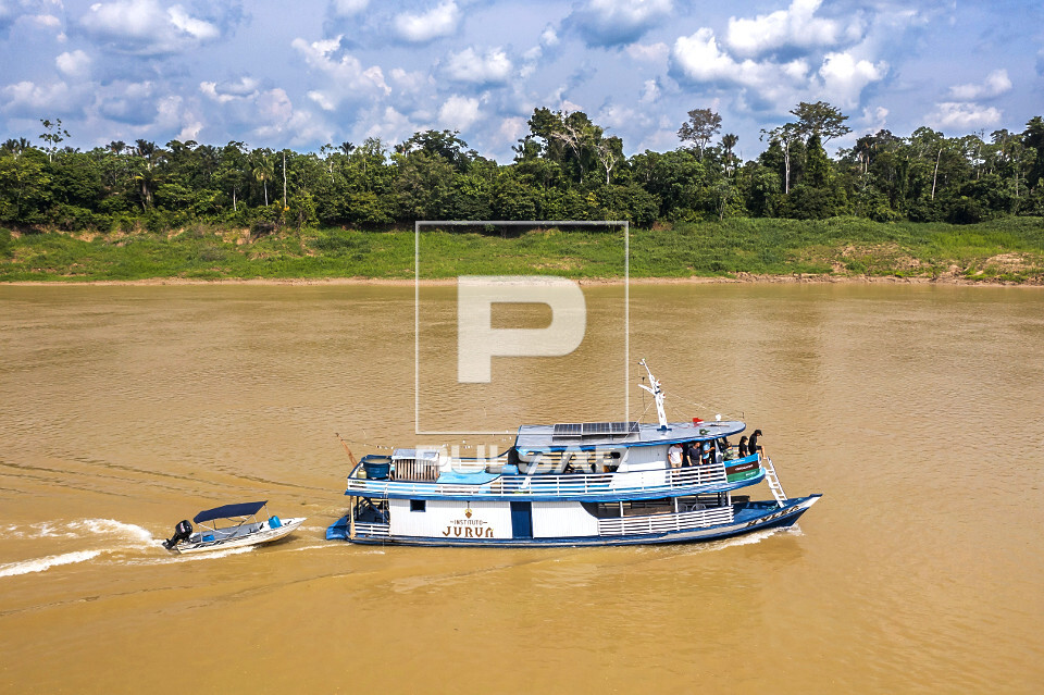 Vista de drone do barco de pesquisa científica do Instituto Juruá ...
