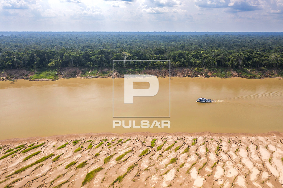 Vista de drone do barco de pesquisa científica do Instituto Juruá ...
