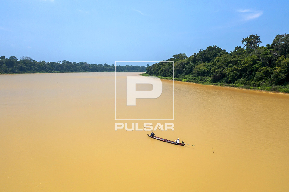 Vista de drone de barco de pesca em lago de várzea - floresta amazônica ...