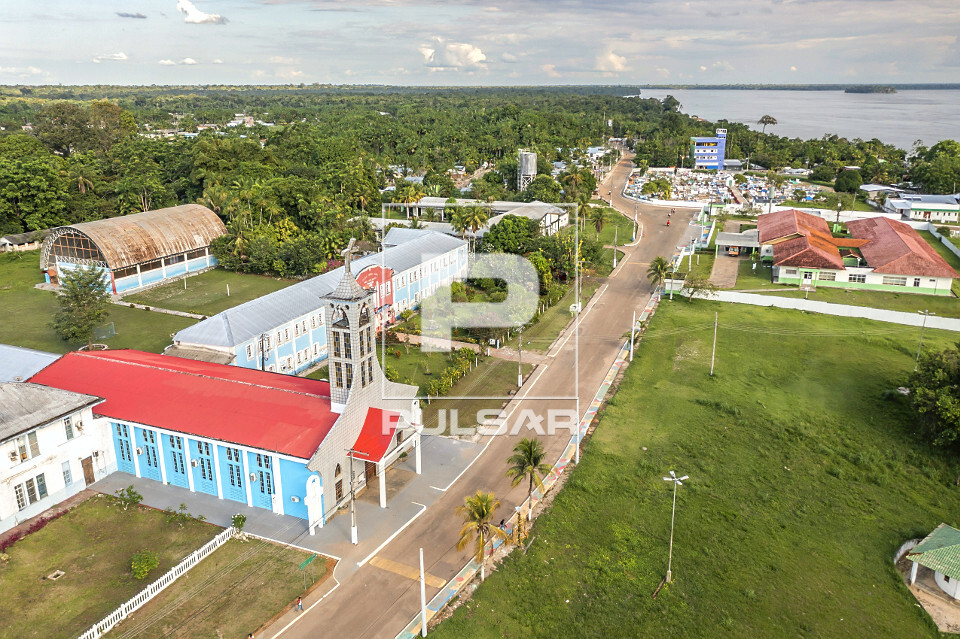 Vista de drone da Paróquia e Escola Estadual Santa Isabel à esquerda e ...