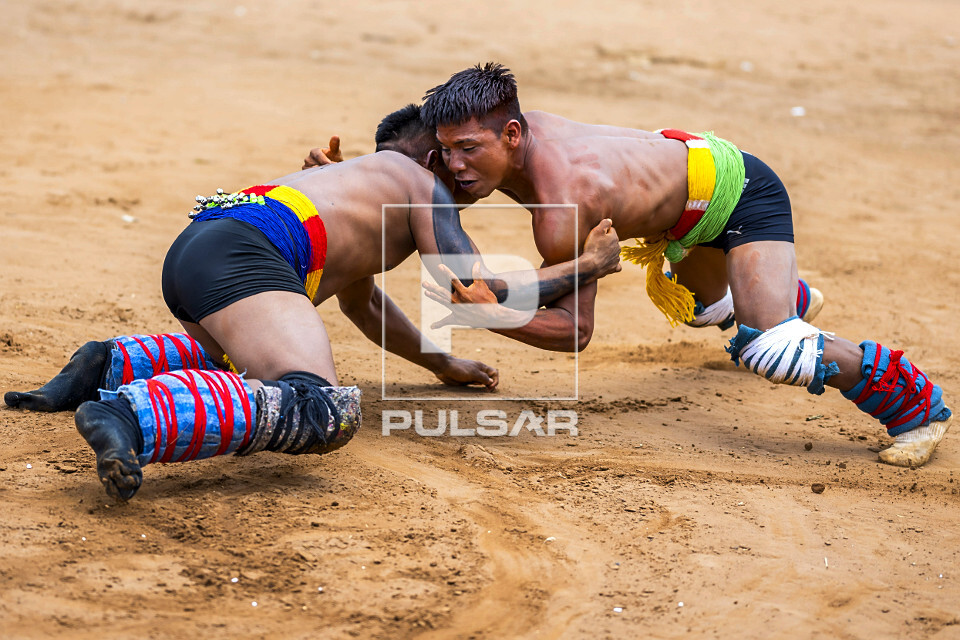 Indígenas da etnia Kalapalo da aldeia Aiha lutam huka-kuka - Jogos ...