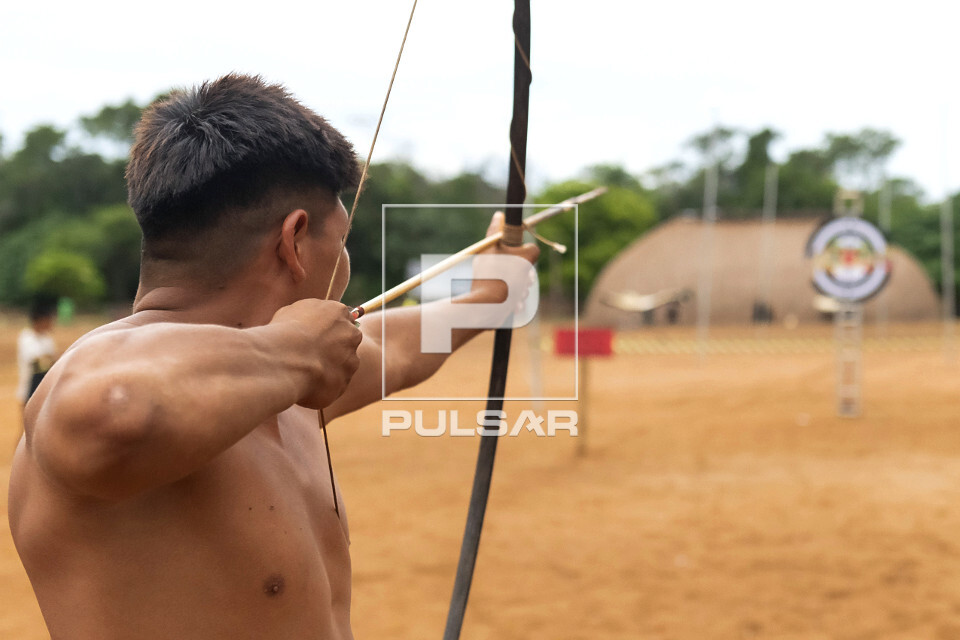 Indígena em competição de arco e flecha nos jogos indígenas do xingu na ...