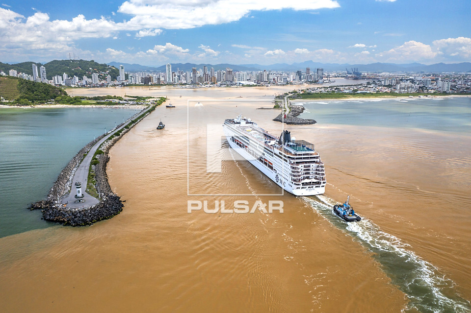 Vista de drone de navio cruzeiro entrando no complexo portuário de ...