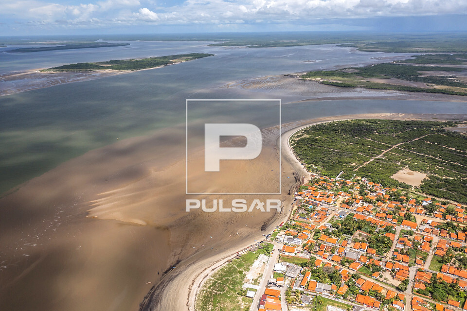 Vista de drone da cidade e foz do Rio Parnaíba - considerada a quinta ...