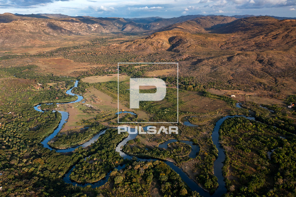 Vista de drone do Rio do Cipó - Parque Nacional da Serra do Cipó ...
