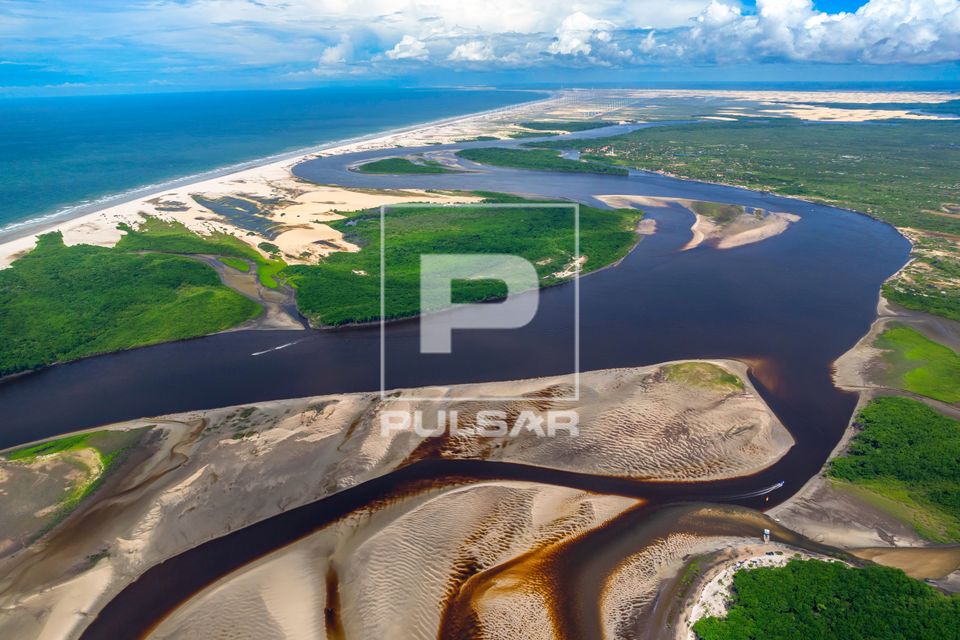 Vista de drone da foz do Rio Preguiças durante maré baixa - APA Área de ...