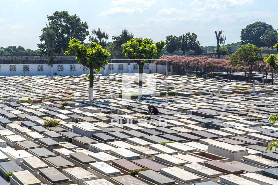 Túmulos do Cemitério Comunal Israelita do Rio de Janeiro no bairro Caju ...