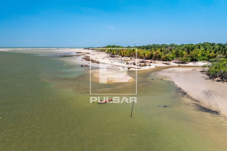 Vista de drone de barco de pescador no ancoradouro da Praia do Caju-Una ...