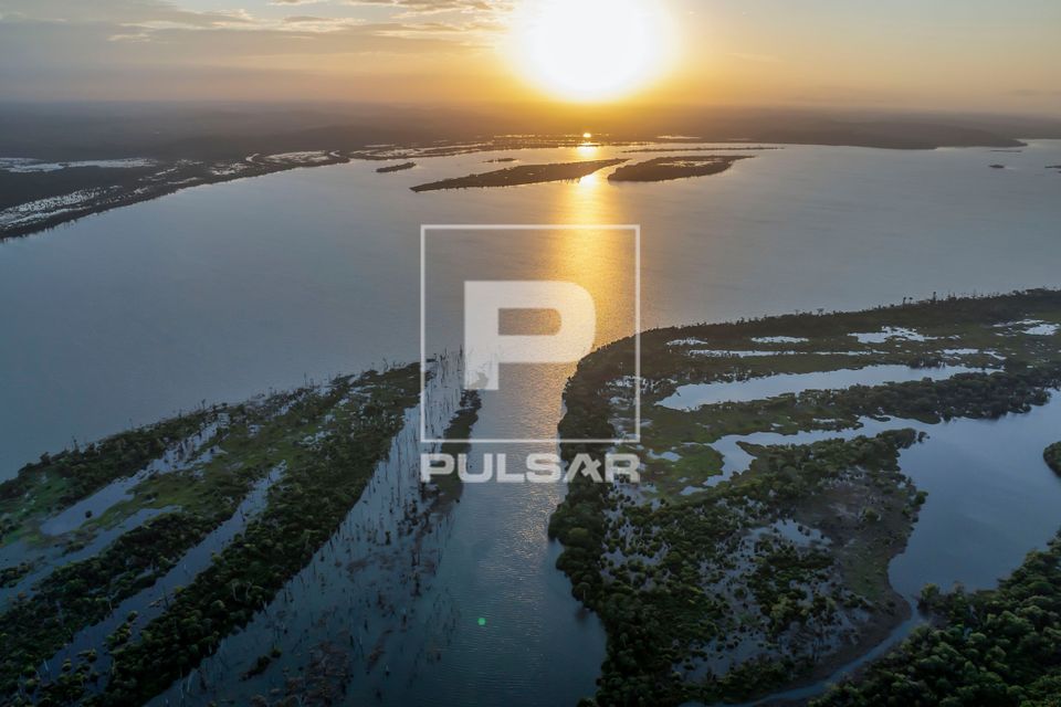Vista de drone de área alagada do Rio Xingu represado pela barragem de ...