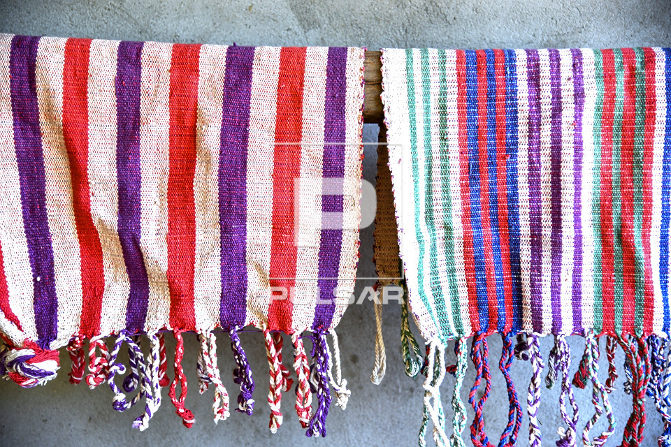 Tapetes feitos em tear manual na comunidade quilombola Mutuca no ...