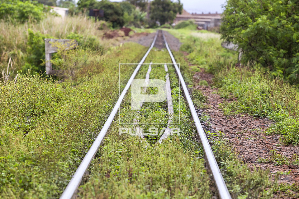 Inicio de linha férrea covergindo | Pulsar Imagens | Banco imagens do ...