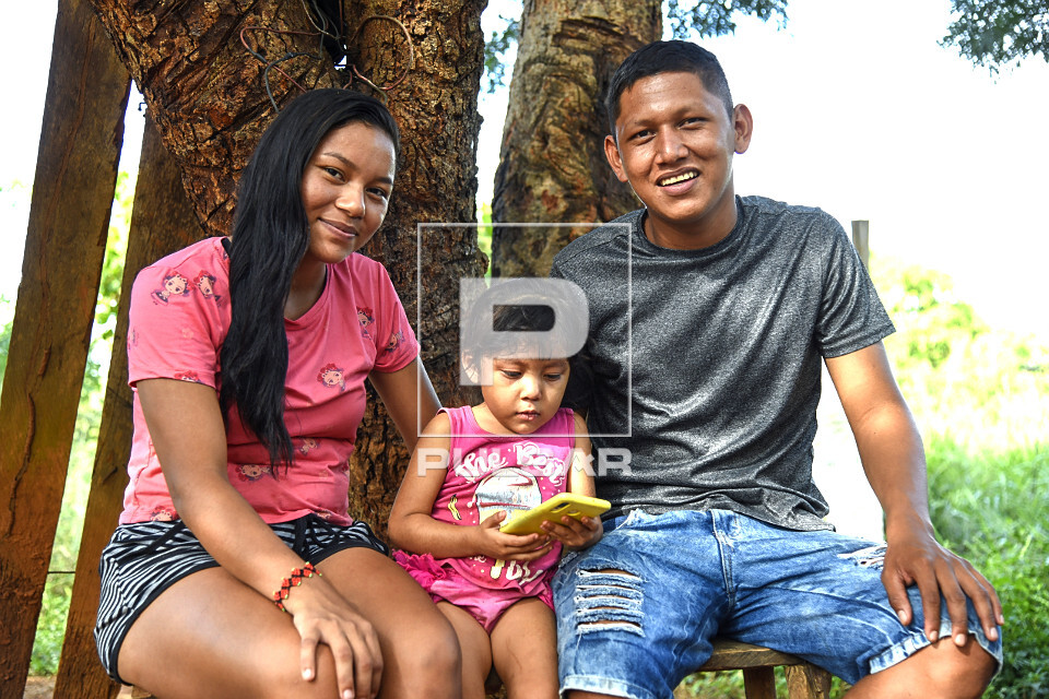 Retrato de casal indígena e filha da etnia Xerente da Aldeia Morrinho ...