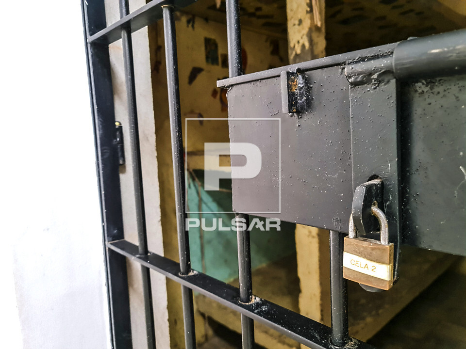 Cadeado na entrada de cela no prédio de antiga cadeia - atual espaço ...