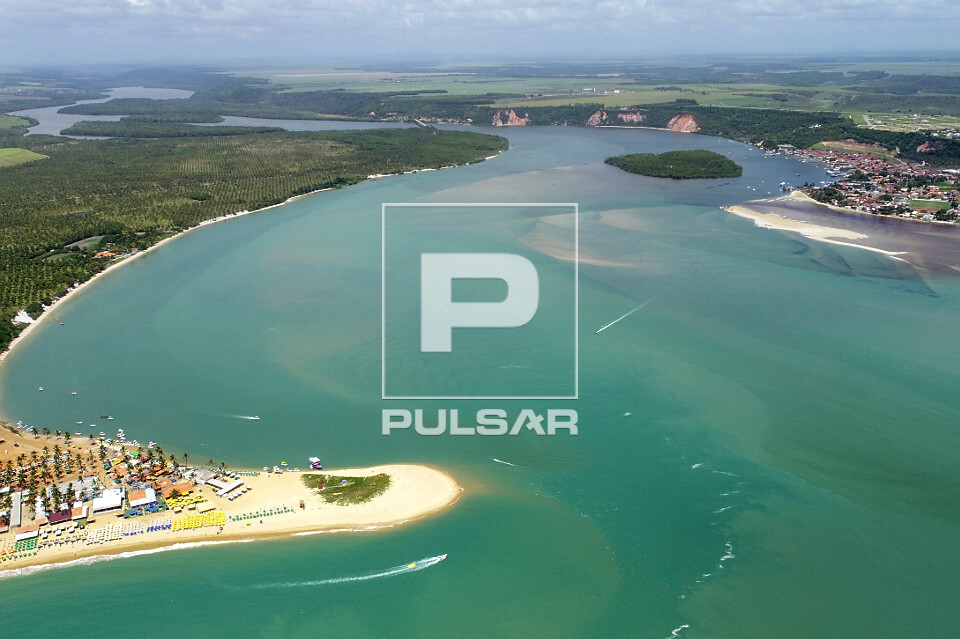 Vista de drone da Lagoa do Roteiro - Praia do Gunga à esquerda - Barra ...