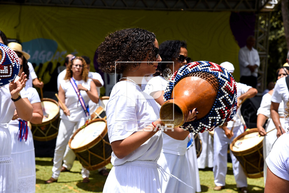 Mulher tocando agbê durante apresentação do Grupo Maracatú Baque ...