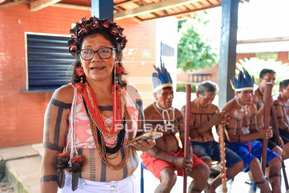 Professora indígena da etnia Xerente falando durante Semana Cultural ...