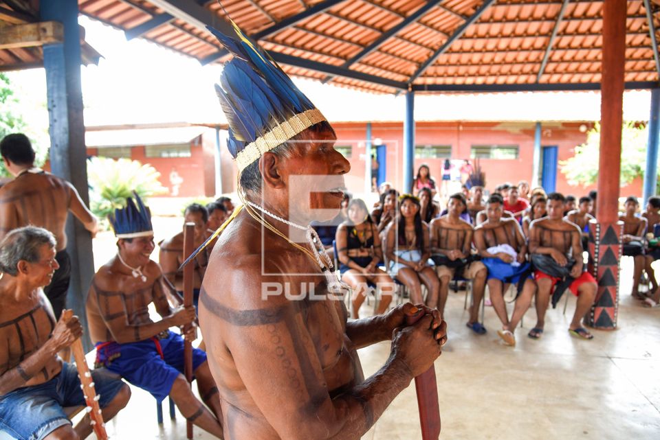 Ancião indígena da etnia Xerente falando durante Semana Cultural 2025 ...