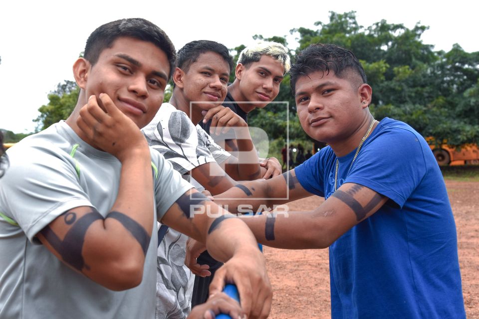 Jovens indígenas da etnia Xerente no CEMIX Centro de Ensino Médio ...