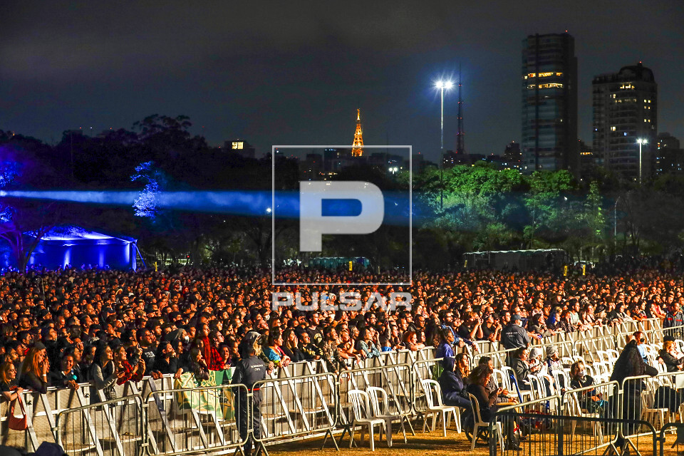Espectadores assistem apresentação musical na plateia externa do ...