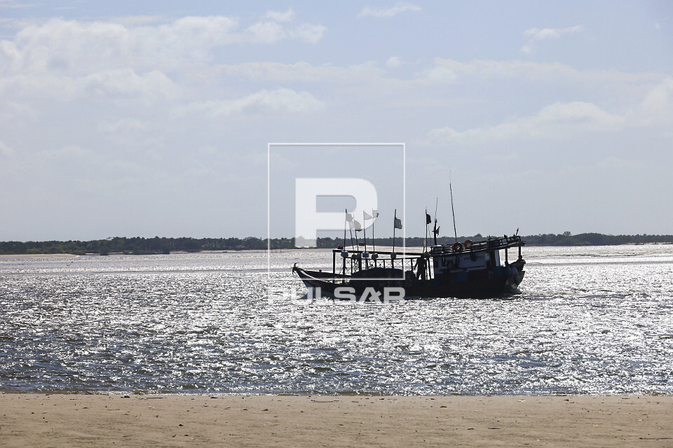 Barco de pesca ancorado na praia da Barra - APA Área de Proteção ...