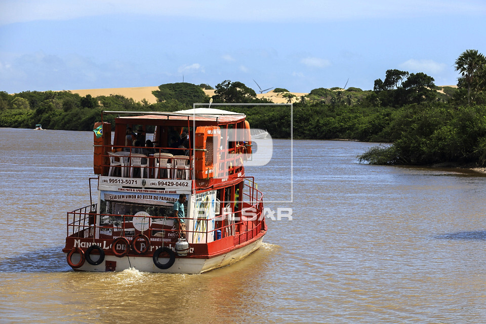 Barco turístico navegando no rio dos Morros - APA Área de Proteção ...